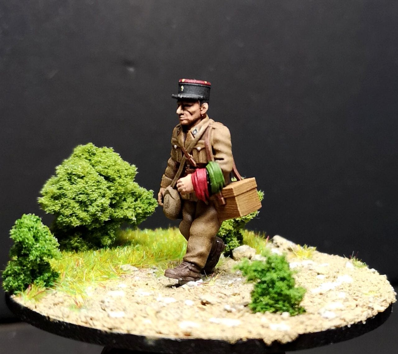 28mm 1940 french officer with explosive device by Colonel Muller ...