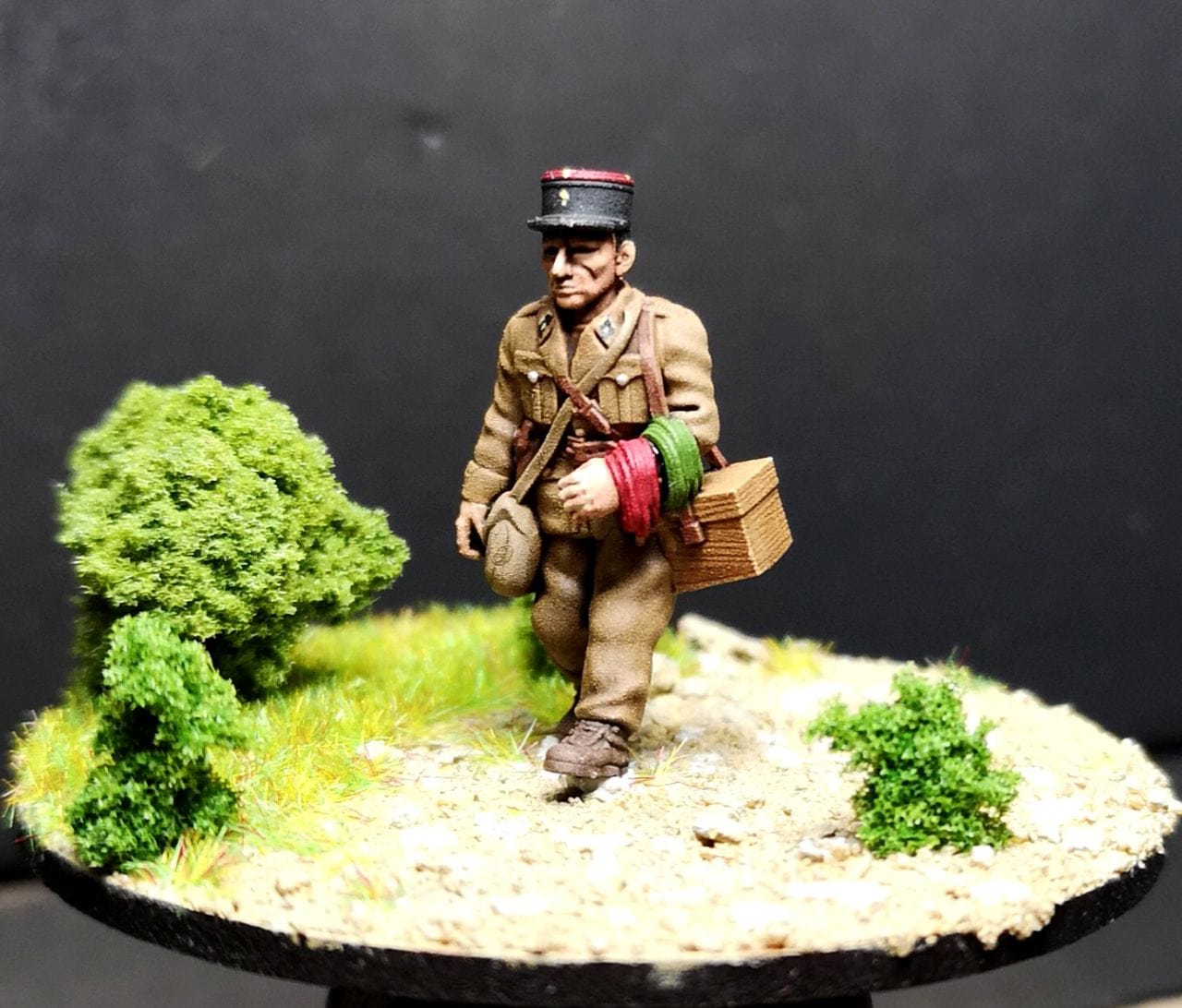 28mm 1940 french officer with explosive device by Colonel Muller ...
