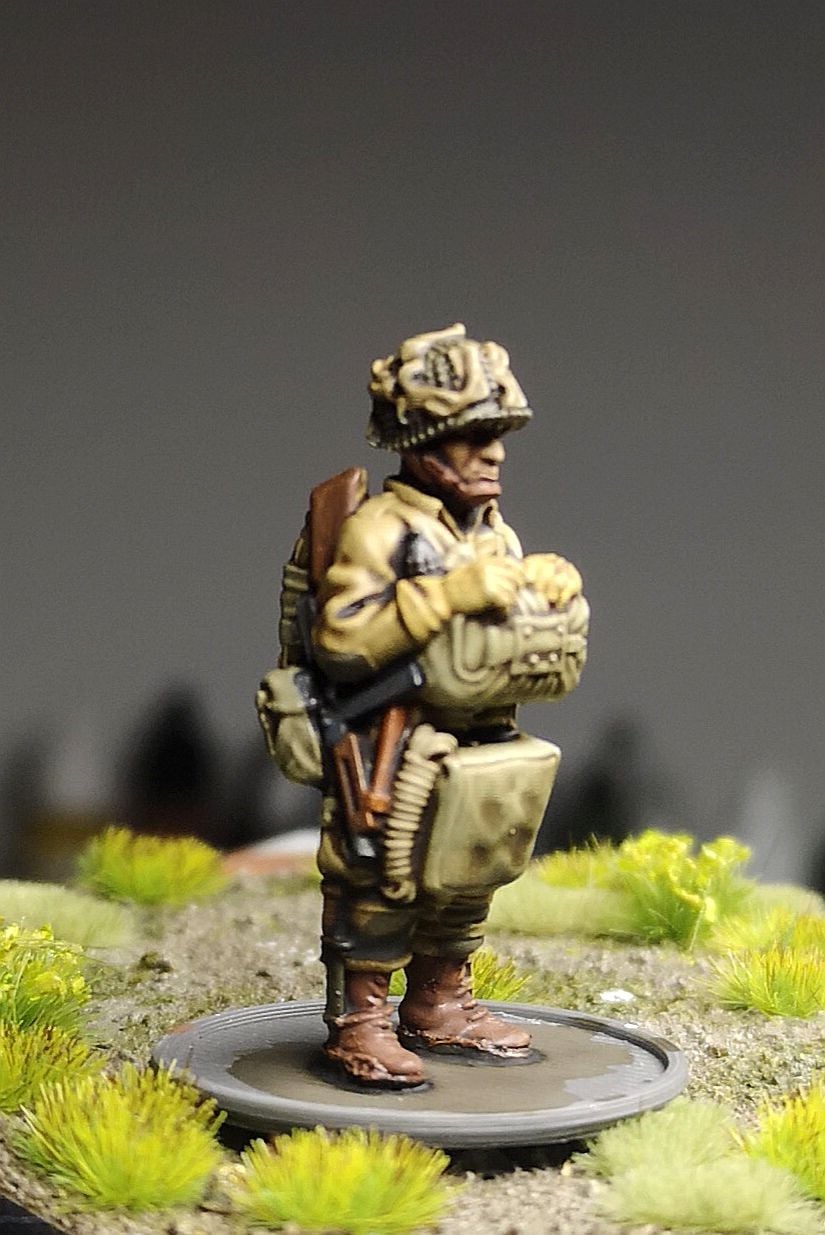 WW2 28mm US Airborne paratrooper ready to jump by Colonel Muller ...